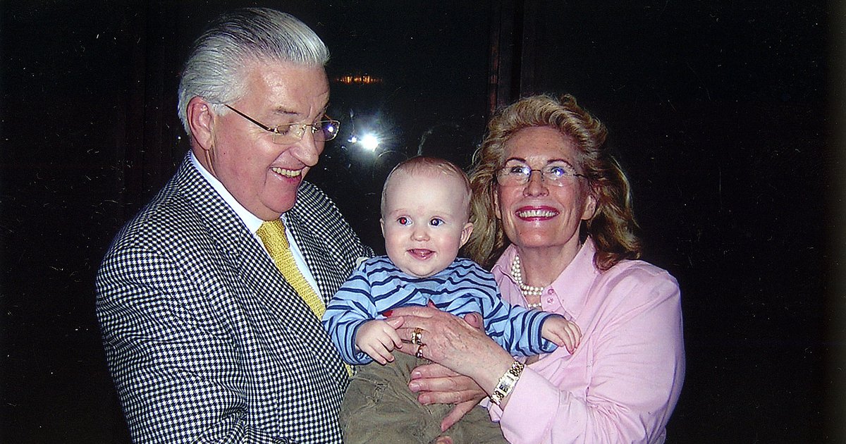 Þóra Hall­gríms­son er látin